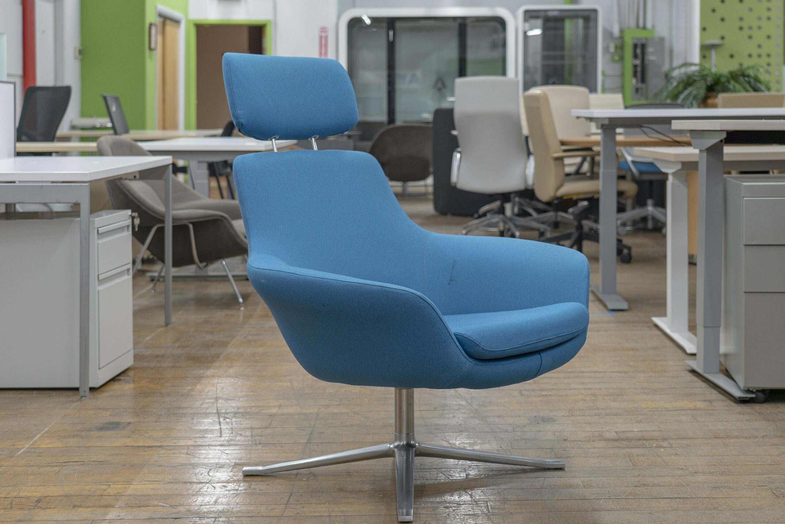 coalesse-bob-lounge-swivel-chairs-with-headrest-2